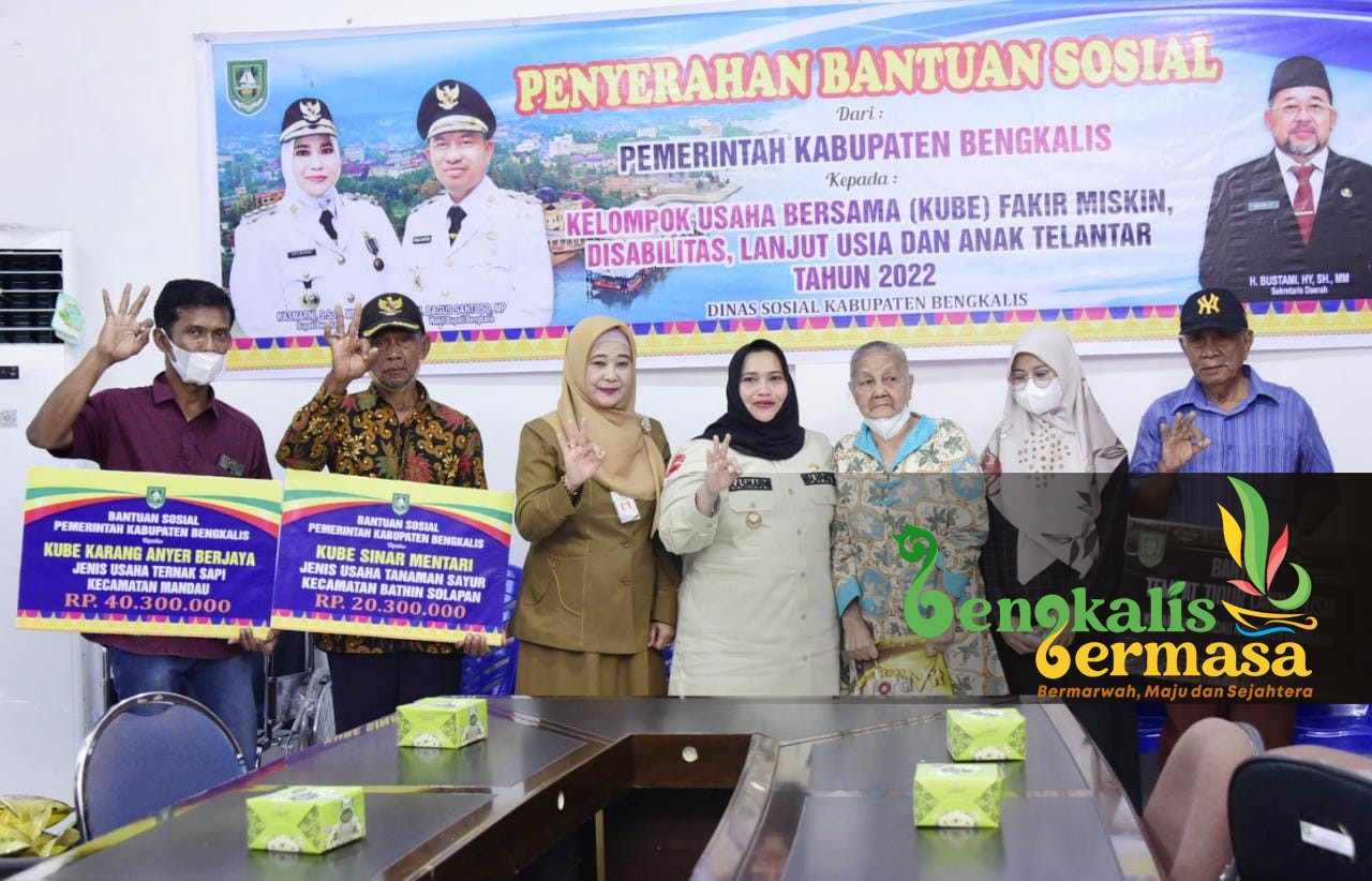 Wujudkan Bengkalis Bermasa, Bupati Kasmarni Serahkan Bantuan Sosial