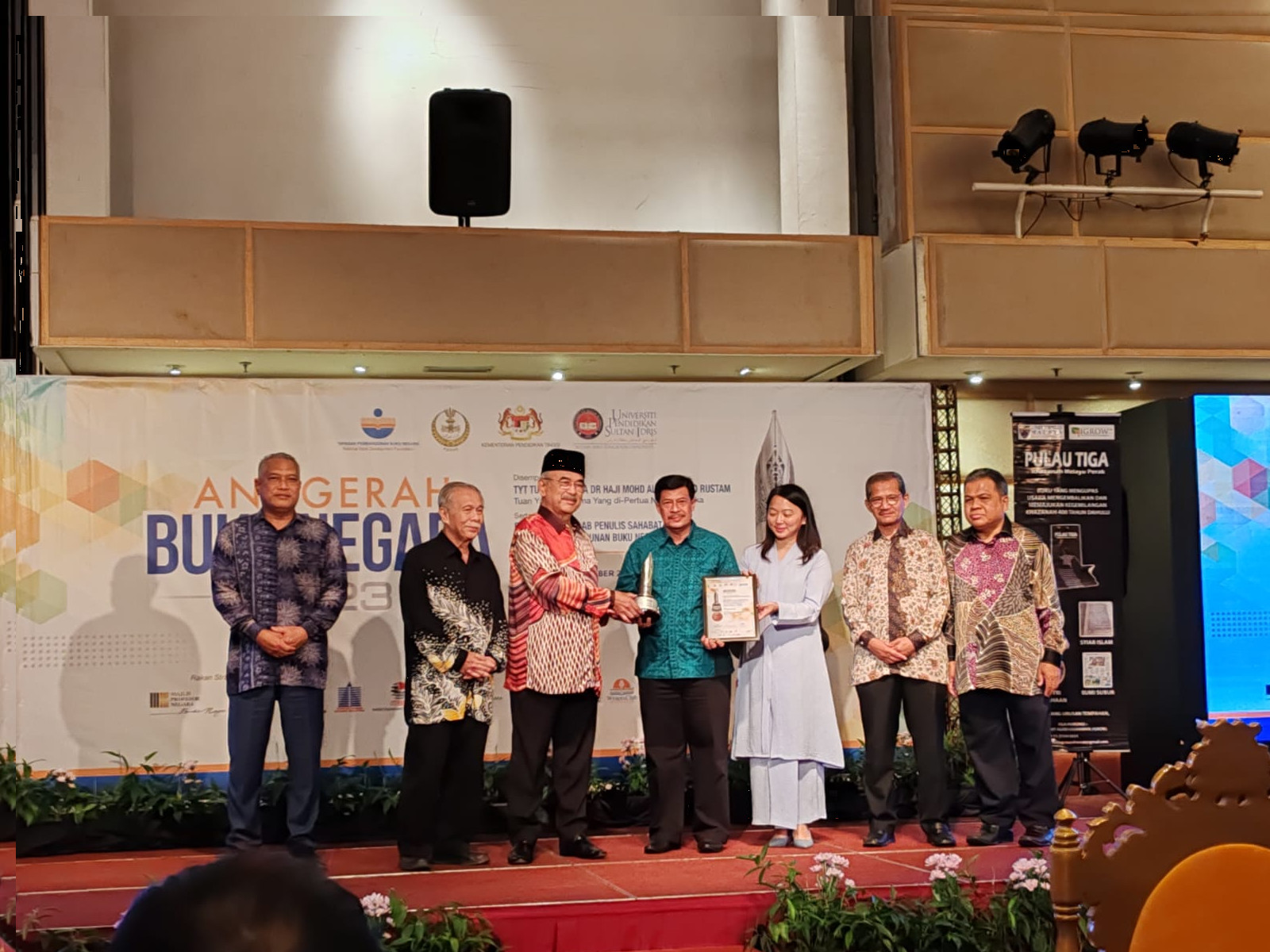 Muhammad Isa Selamat Kembali Meraih Anugerah Tokoh Buku Serantau-Asean