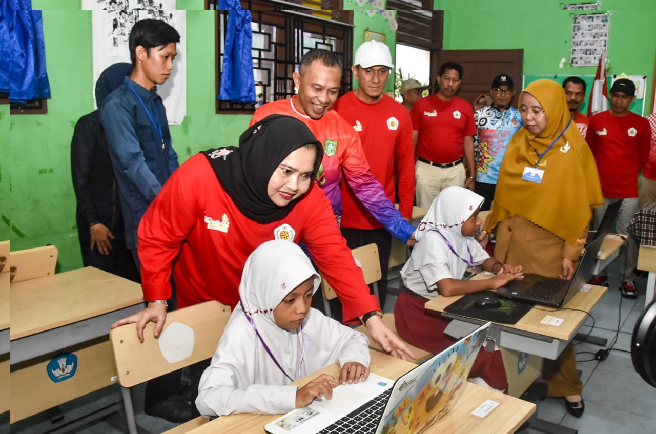 Bupati Kasmarni Tinjau ANBK SDN 50 dan SDN 2, Ingatkan Para Kepsek untuk Tingkatkan Mutu Pendidikan